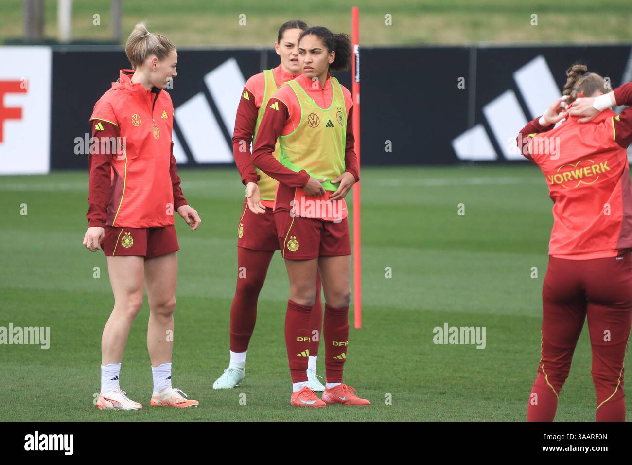 Training der DFB Frauen Nationalmannschaft Cora Zicai beim Training der ...