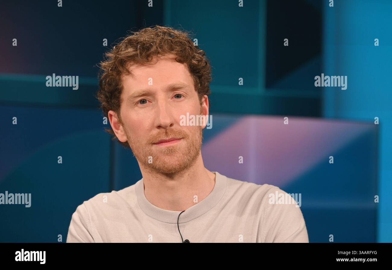 Moderator Louis Klamroth in seiner ARD Talkshow Hart aber Fair mit dem ...