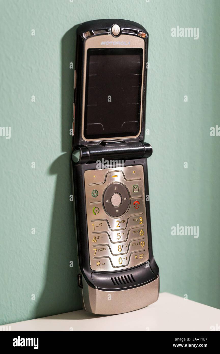 Old motorola mobile phone hi-res stock photography and images - Alamy