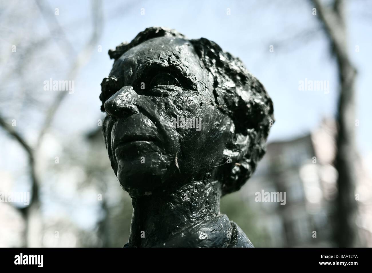 Bertrand Russell Statue Stock Photo - Alamy
