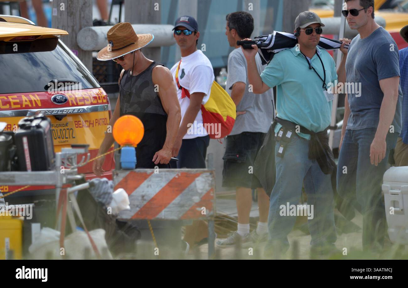 MIAMI BEACH, FL - MARCH 08: Actor's Zac Efron, Dwayne Johnson ...