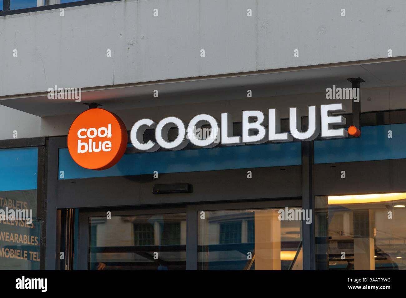 Leiden, the Netherlands. 26 January 2025. CoolBlue logo above the ...