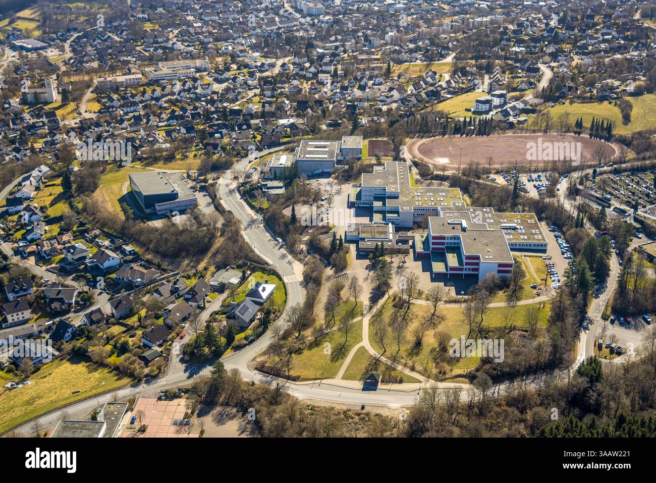 Luftbild, Städtisches Gymnasium und Hauptschule mit Sportplatz, Sundern ...