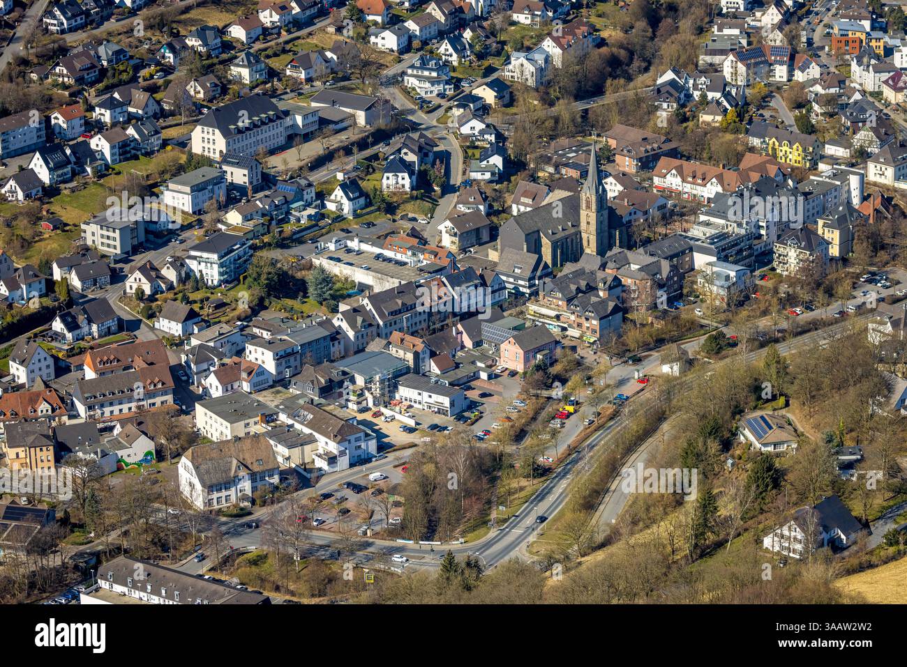 Luftbild, St. Johannes Kirche an der Hauptstraße, Wohngebiet Sundern ...