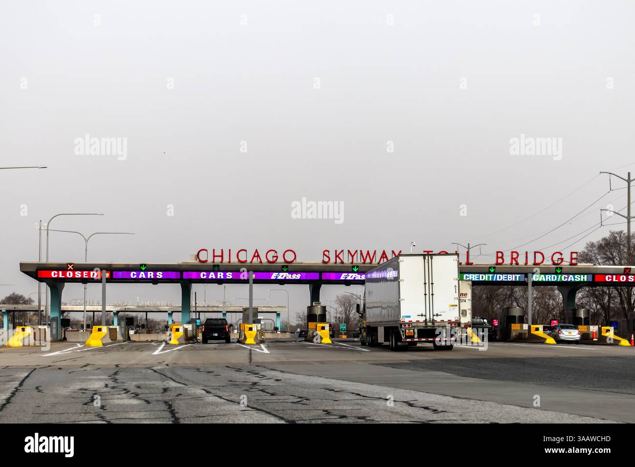 Chicago Skyway Toll Bridge Plaza against overcast gray sky Stock Photo ...