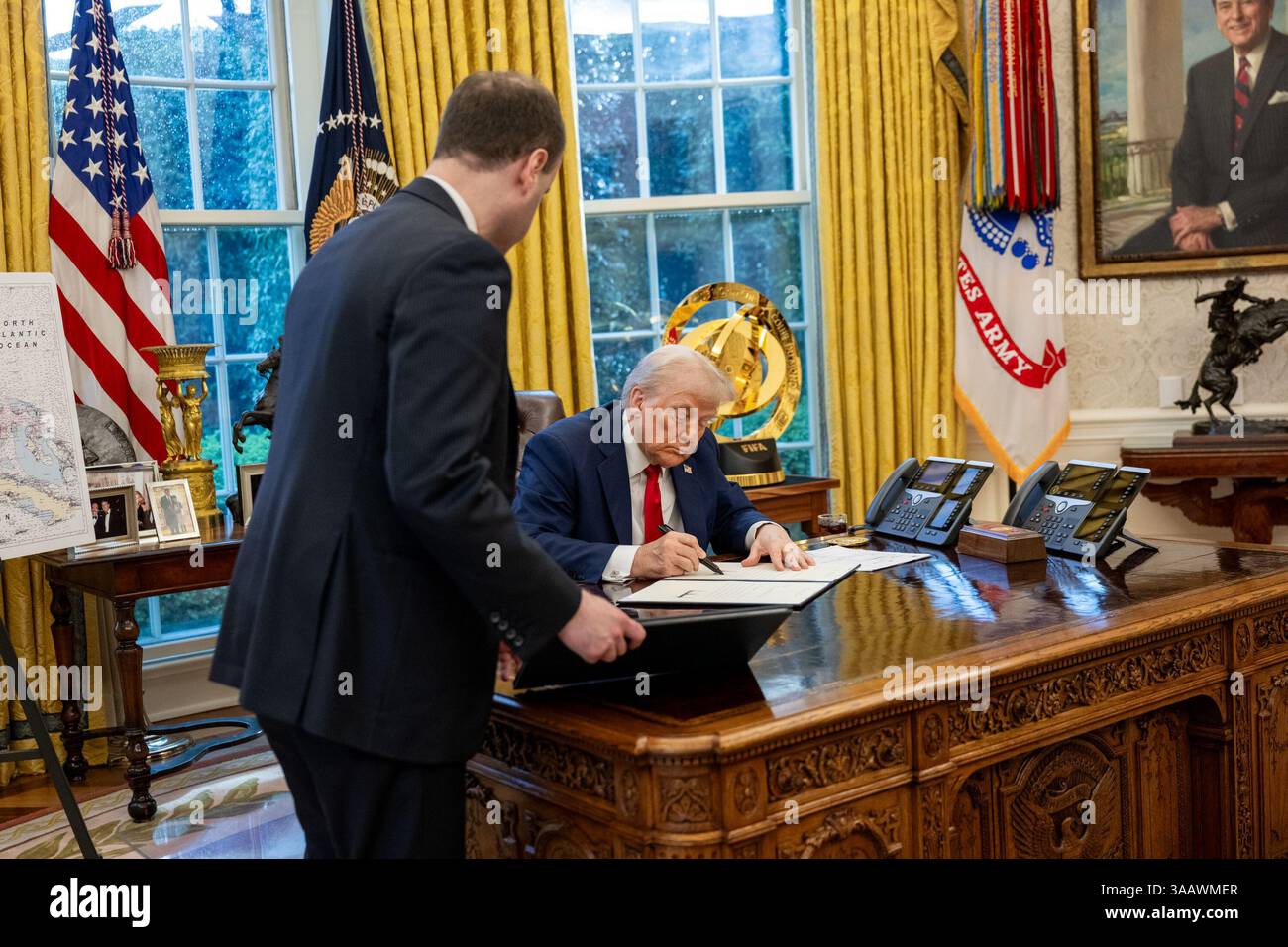 Kid Rock with Donald Trump in the Oval Office of the White House ...