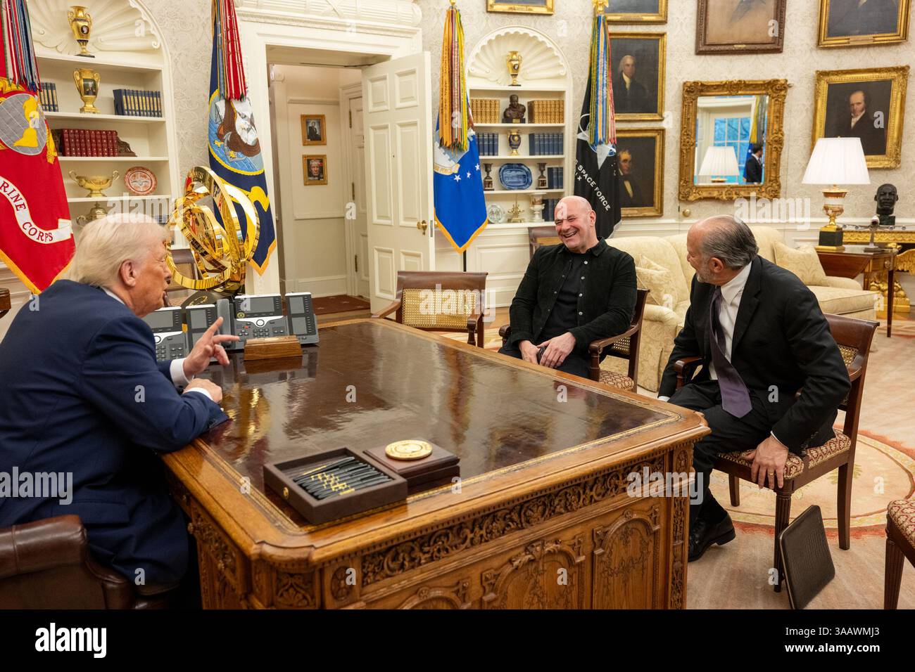 Kid Rock with Donald Trump in the Oval Office of the White House ...