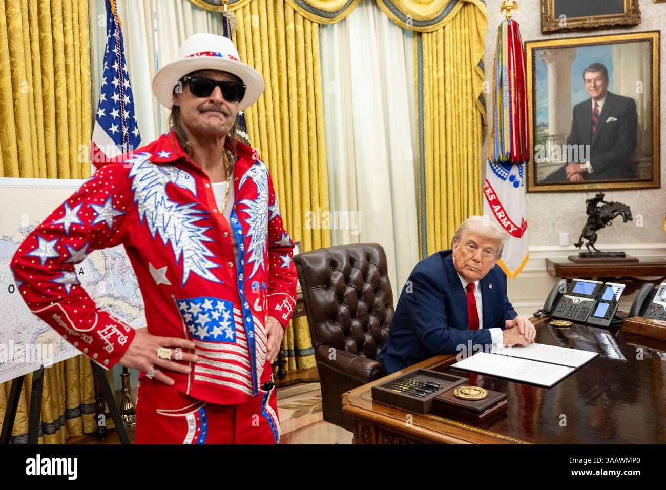 Kid Rock with Donald Trump in the Oval Office of the White House ...