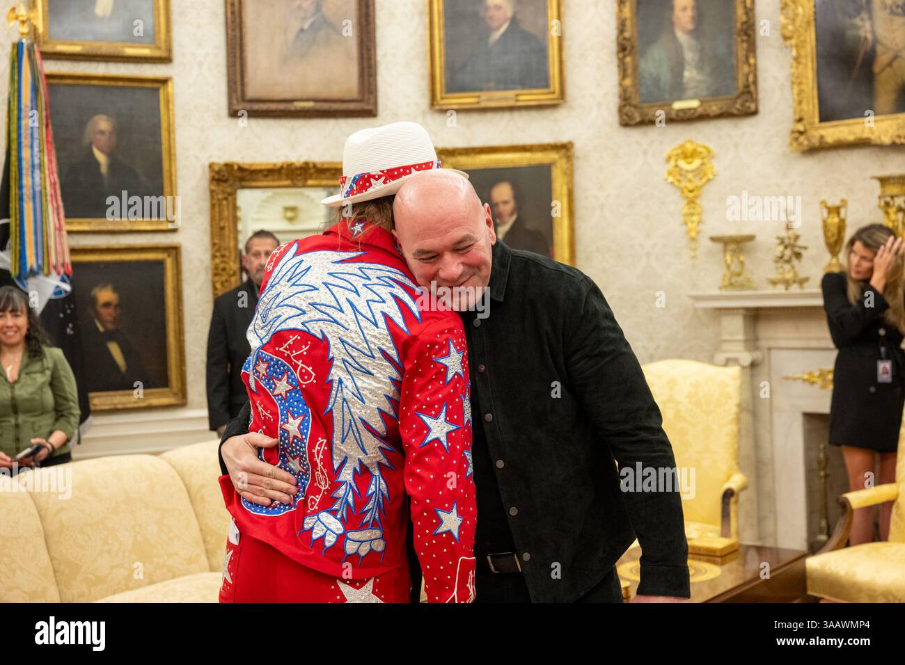Kid Rock with Donald Trump in the Oval Office of the White House ...