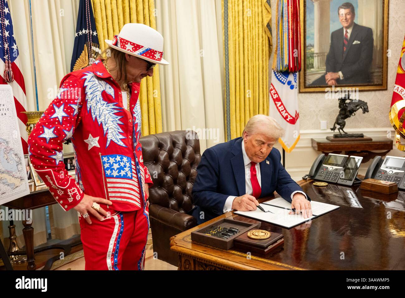 Kid Rock with Donald Trump in the Oval Office of the White House ...
