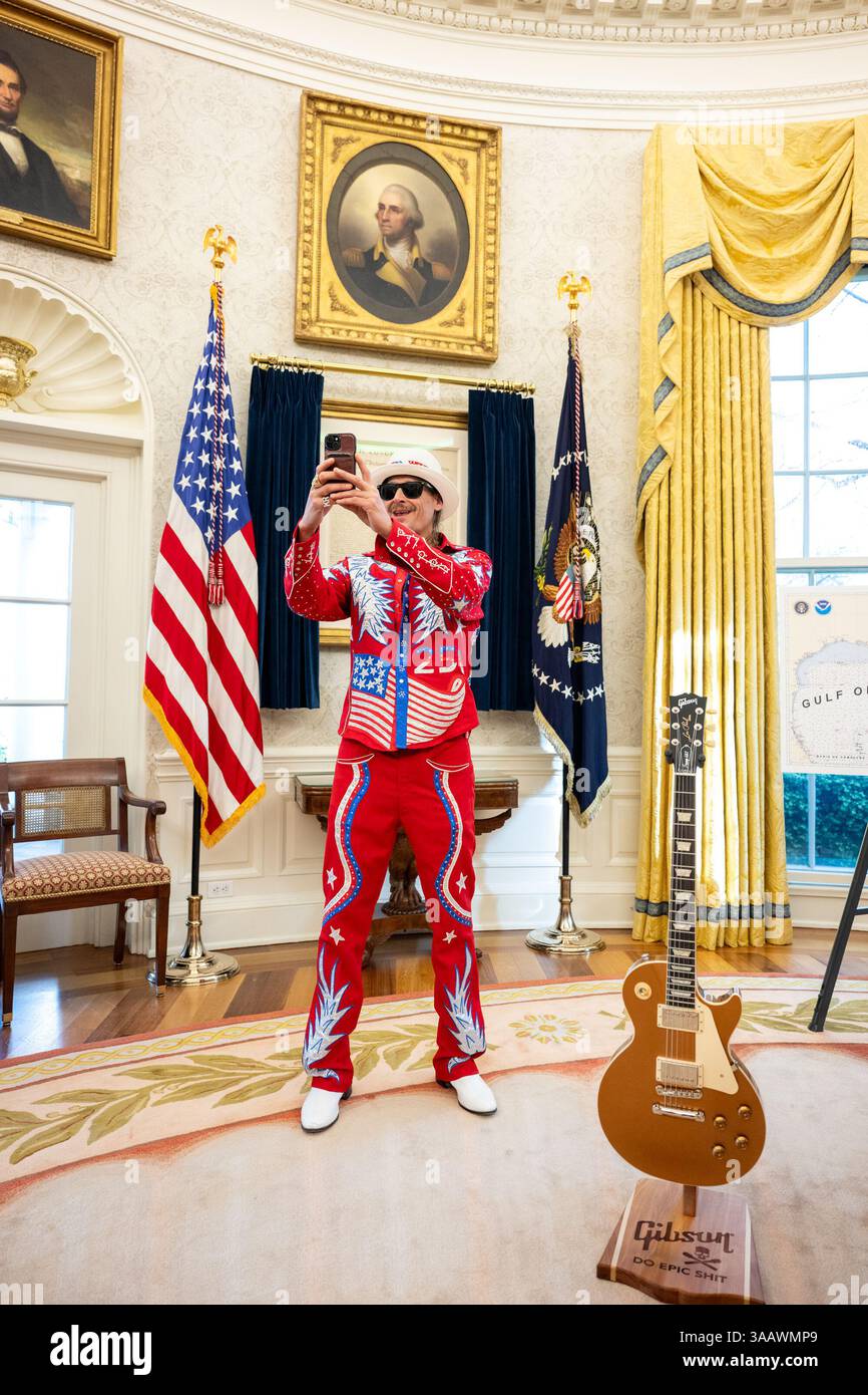 Kid Rock with Donald Trump in the Oval Office of the White House ...