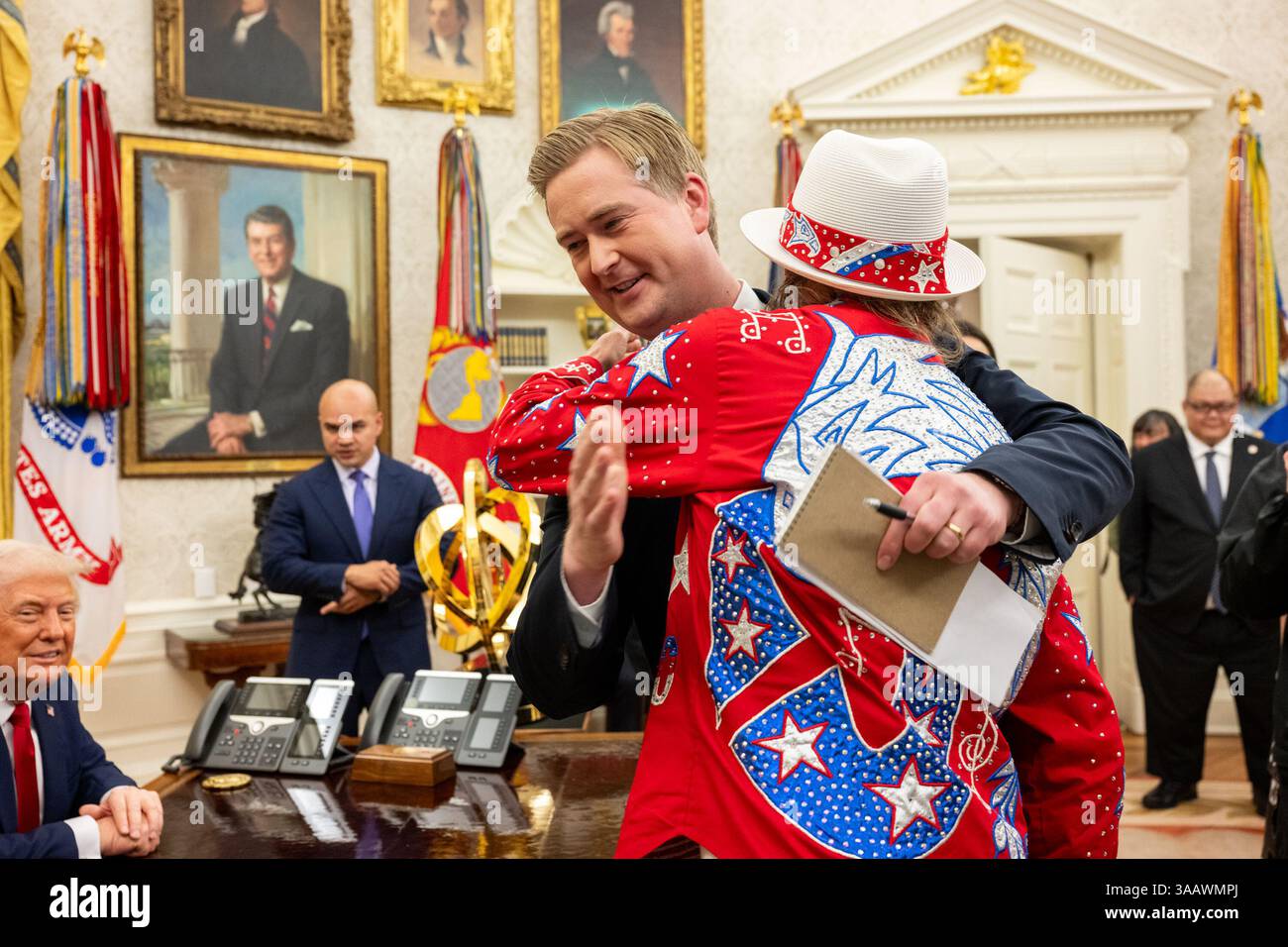 Kid Rock with Donald Trump in the Oval Office of the White House ...