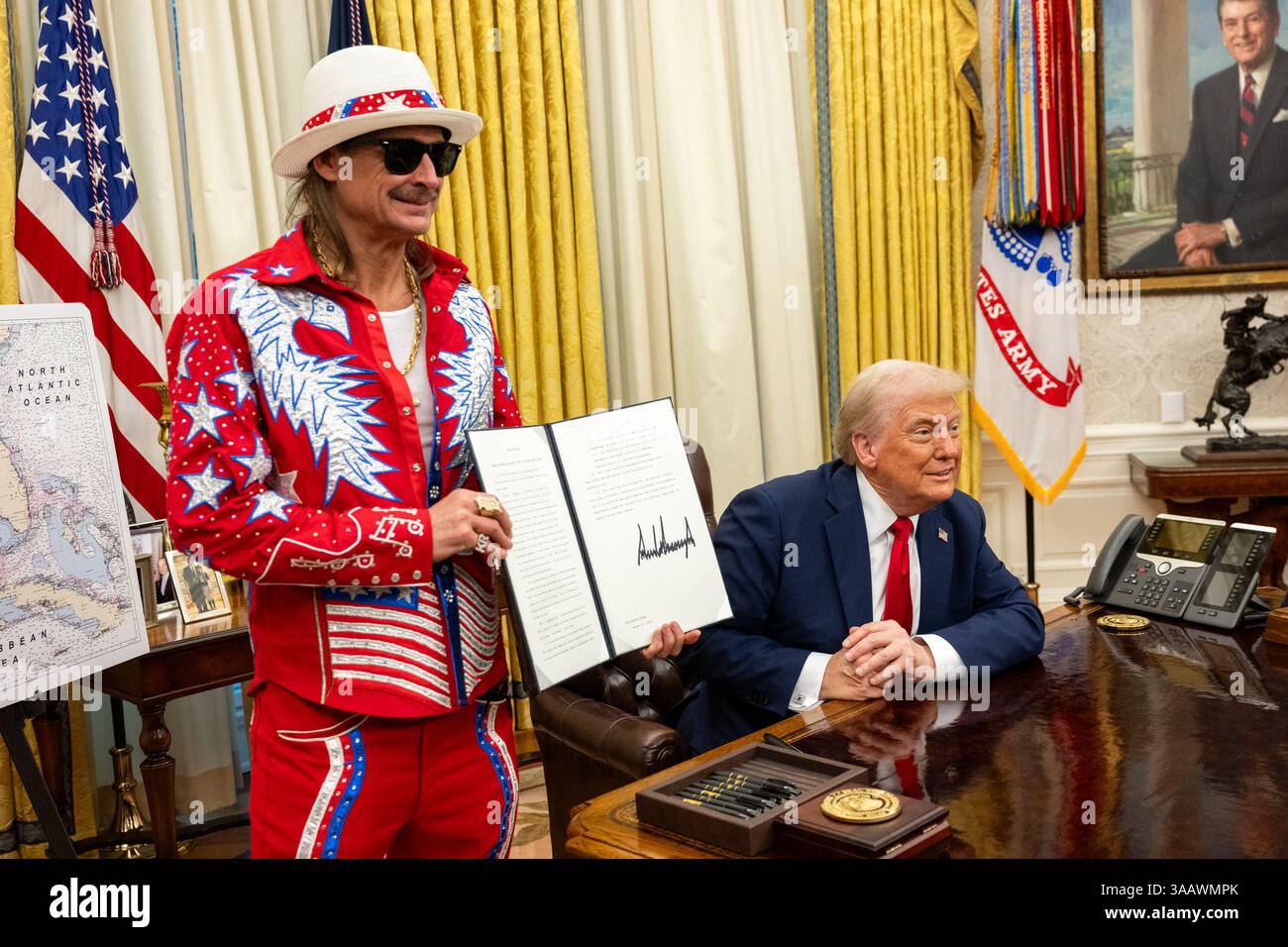 Kid Rock with Donald Trump in the Oval Office of the White House ...