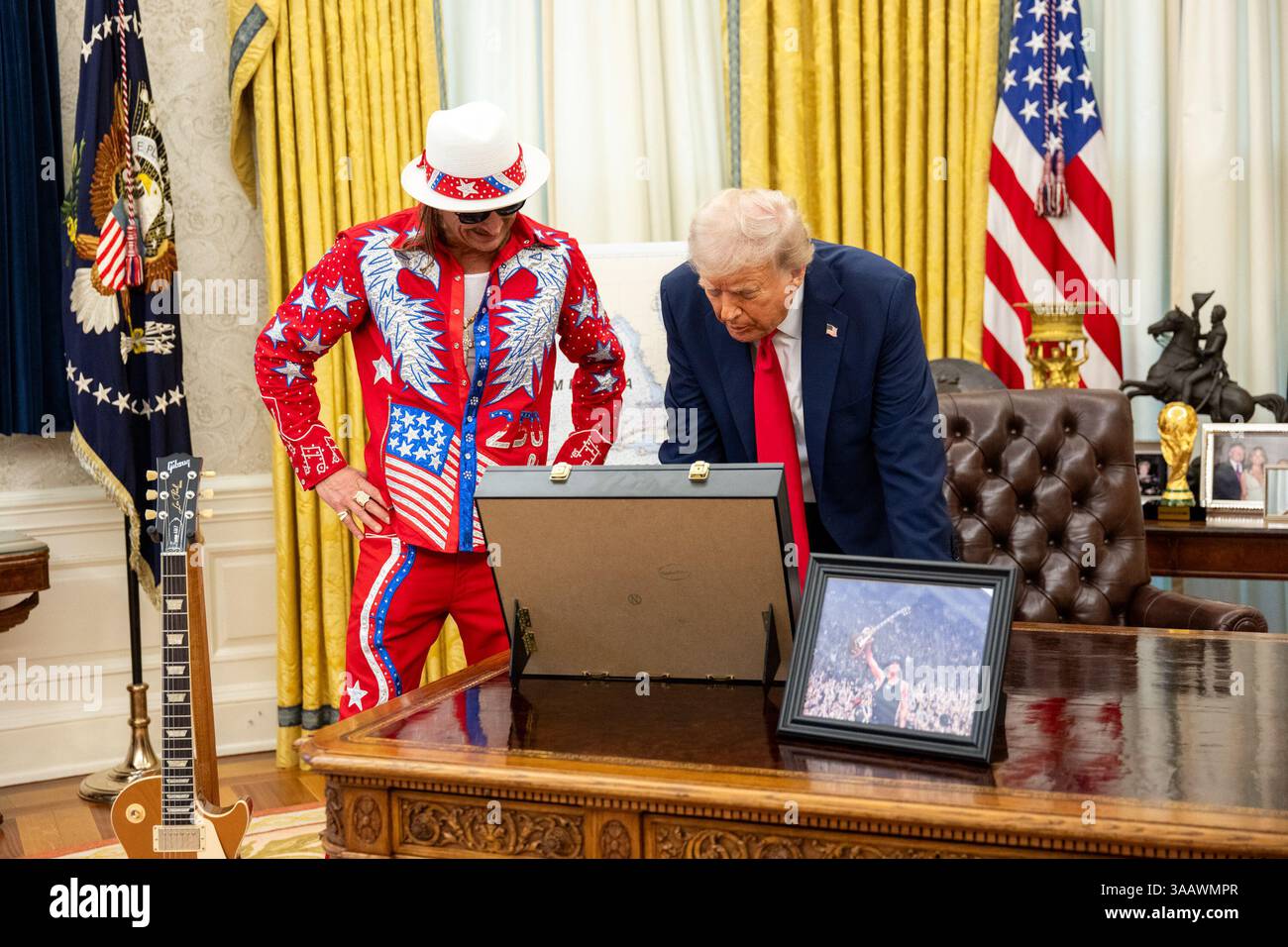 Kid Rock with Donald Trump in the Oval Office of the White House ...