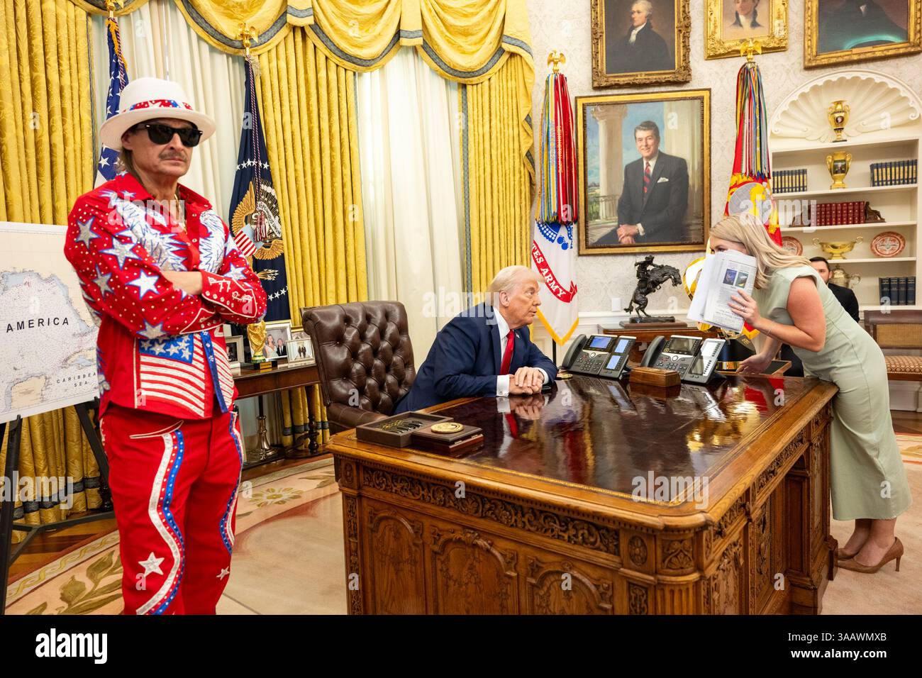 Kid Rock with Donald Trump in the Oval Office of the White House ...