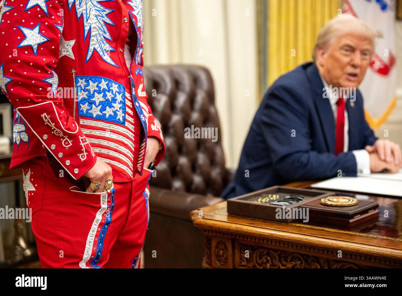 Kid Rock with Donald Trump in the Oval Office of the White House ...