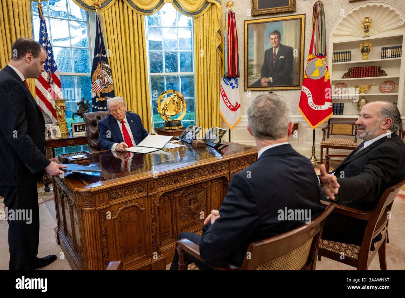 Kid Rock with Donald Trump in the Oval Office of the White House ...