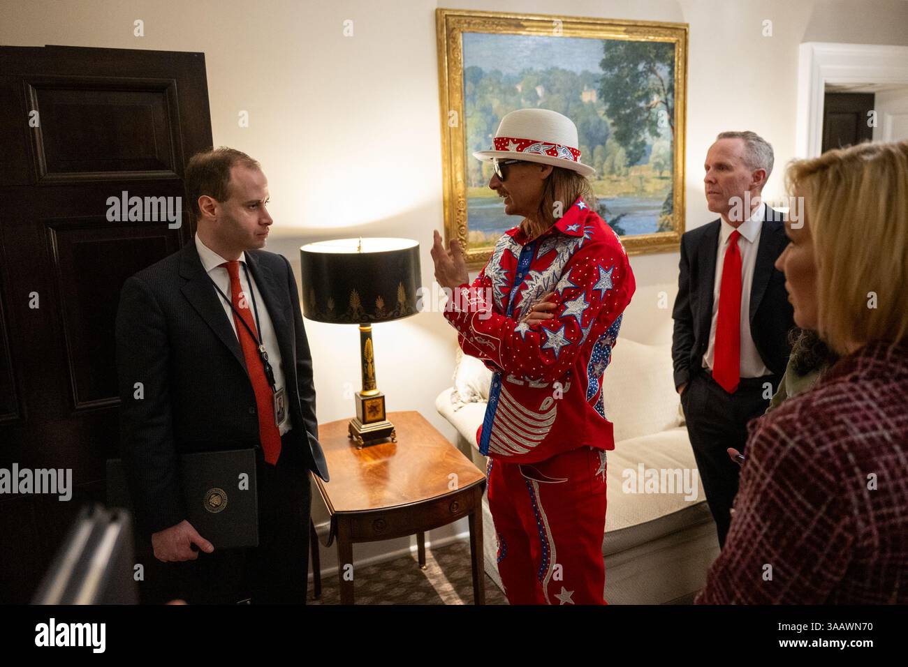 Kid Rock with Donald Trump in the Oval Office of the White House ...