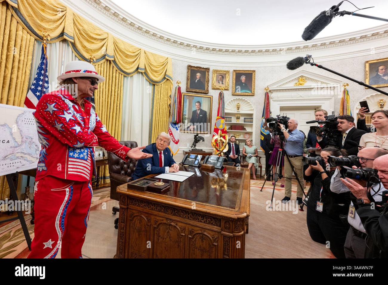 Kid Rock with Donald Trump in the Oval Office of the White House ...