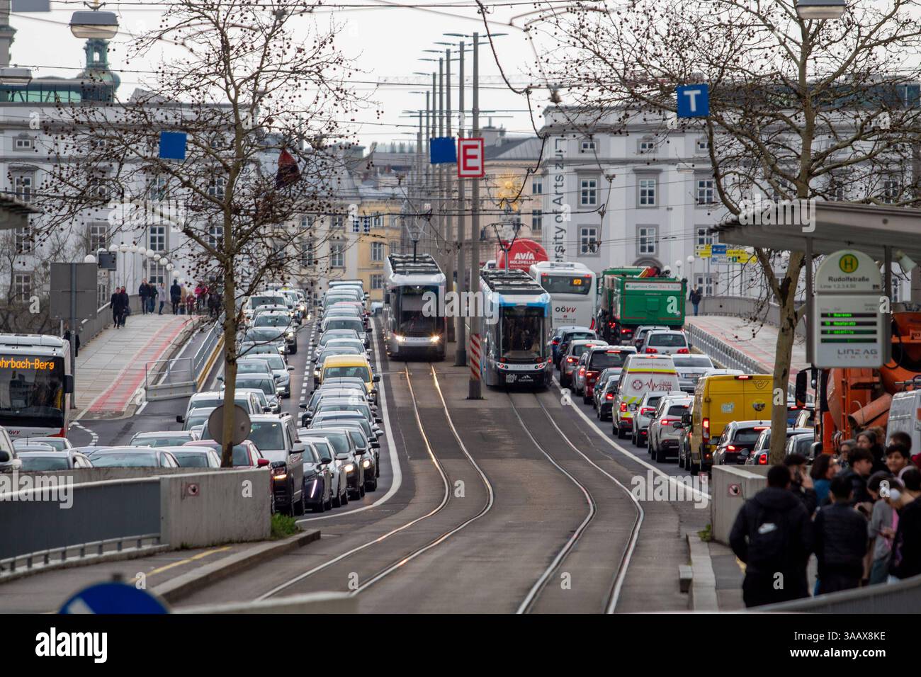 Linz, Verkehr 01.04.2025, LINZ, AUT, im Bild Themenbild, Verkehr, Stau ...