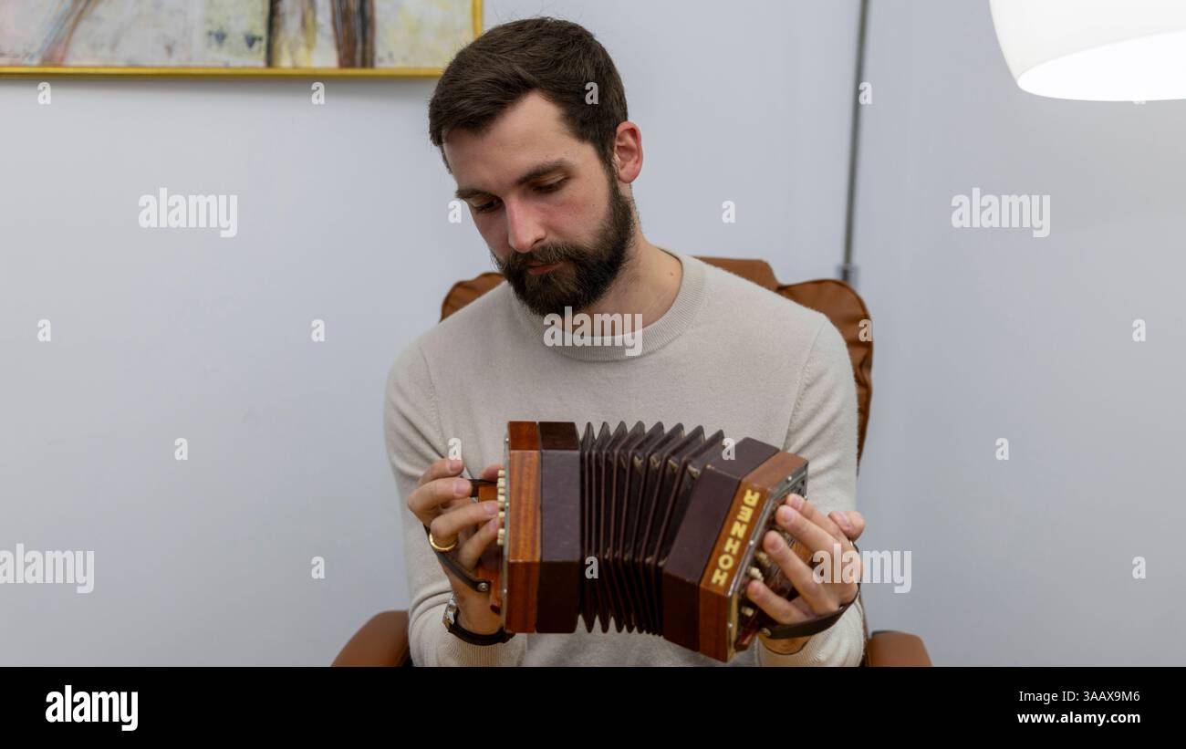 Ankauftage Bares für Rares. Foto: Tobias Kahl mit der Ziehharmonika von Matthias Hahn ...