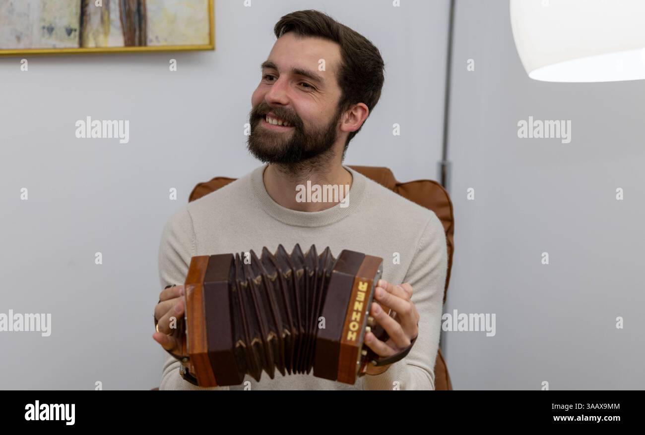 Ankauftage Bares für Rares. Foto: Tobias Kahl mit der Ziehharmonika von Matthias Hahn ...