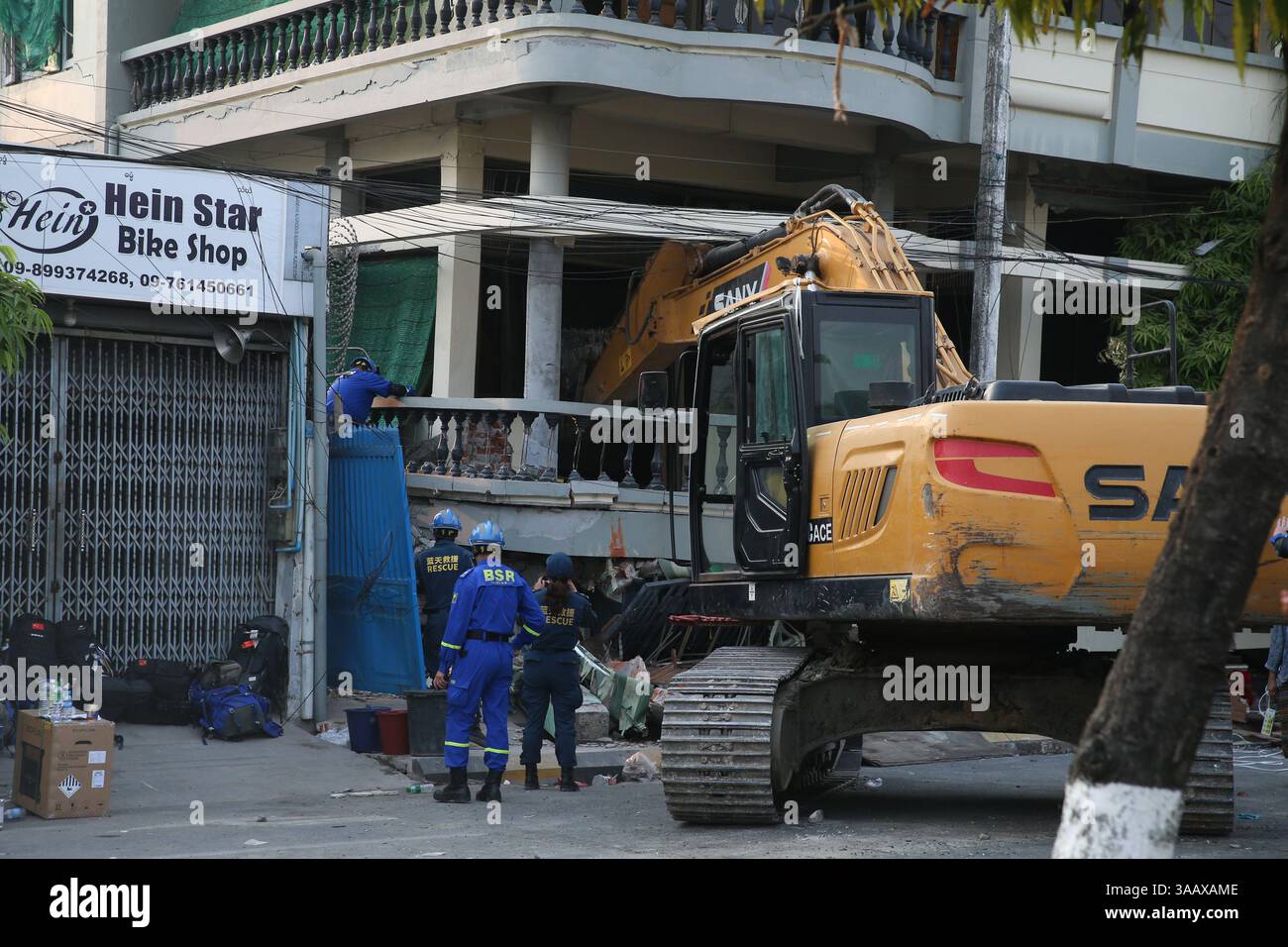 Mandalay, Myanmar. 1st Apr, 2025. Members of Blue Sky Rescue, a Chinese ...