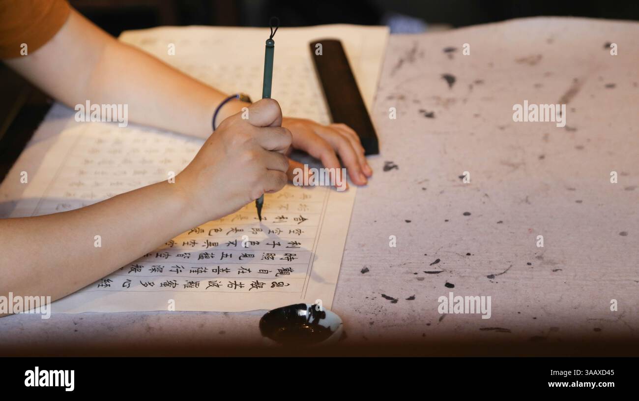 Caligrafia oriental hi-res stock photography and images - Alamy