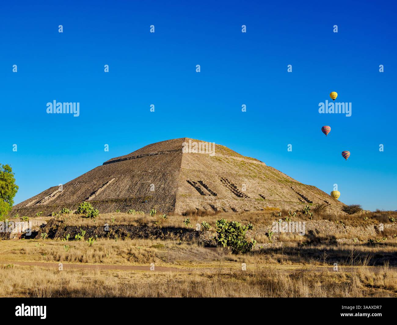 Hot air balloons flying over the Pyramid of the Sun, Teotihuacan ...