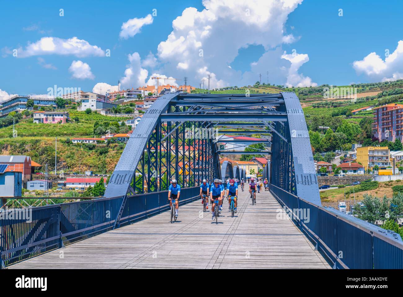 Ponte pedonal metalica de peso da regua hi-res stock photography and ...