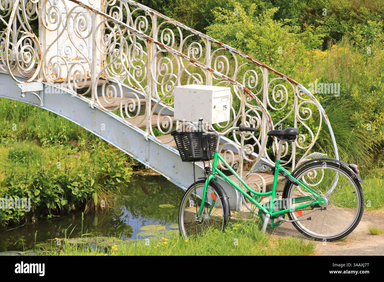 France somme valley towpath hi-res stock photography and images - Alamy