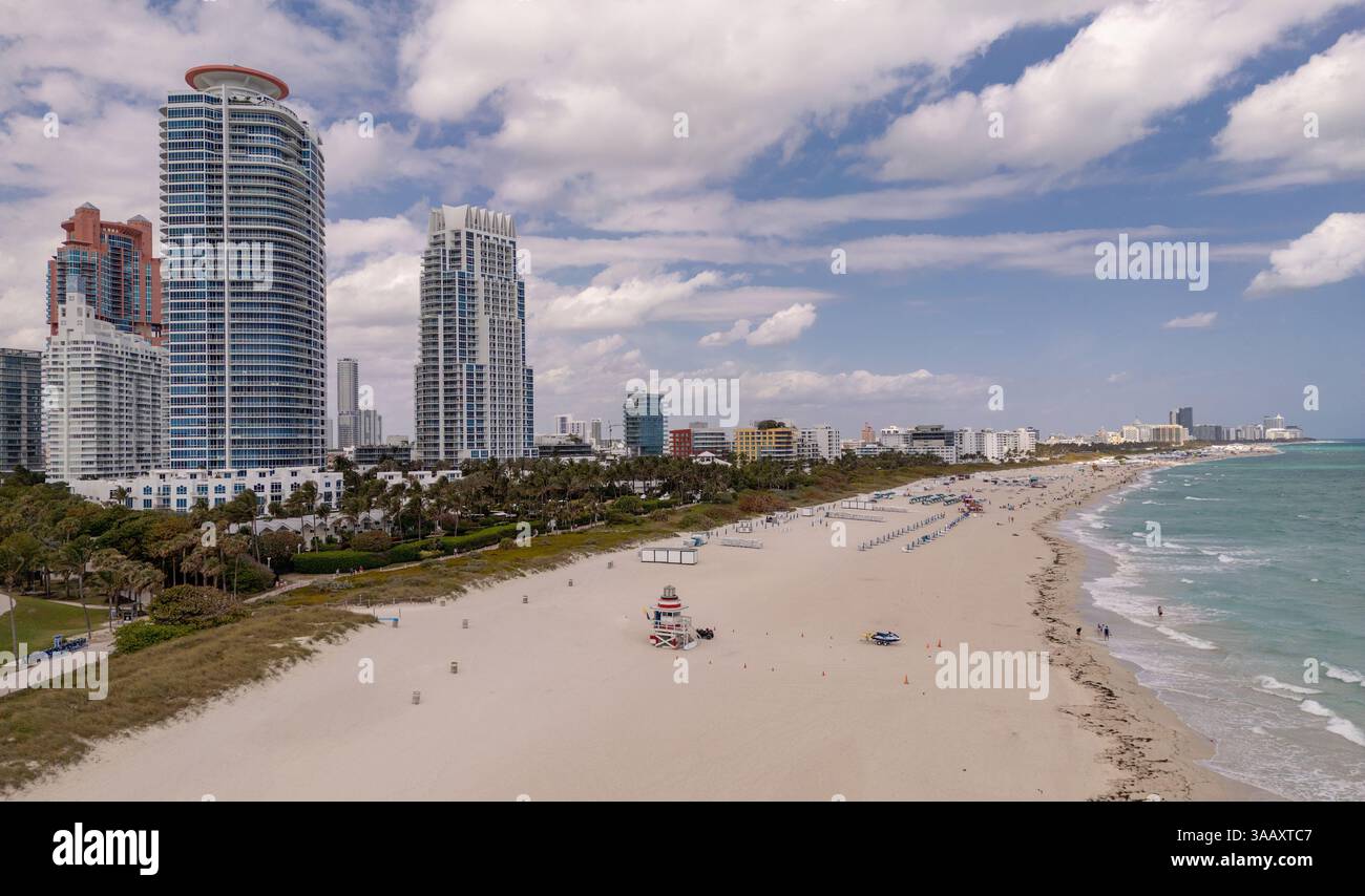 Beach in Miami with sunbed on a sandy beach with ocean waves. Miami ...