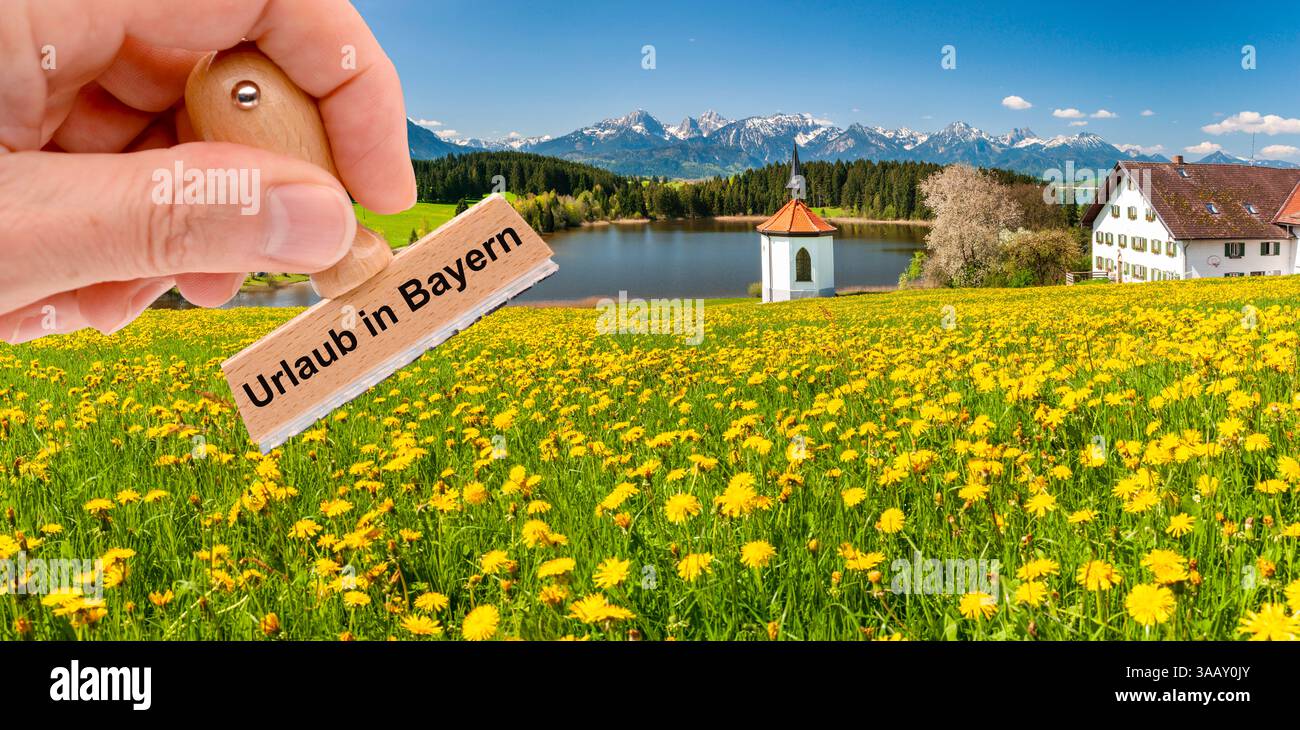 Uraub und Ferien in Bayern in toller Landschaft Ein Holzstempel ist ...