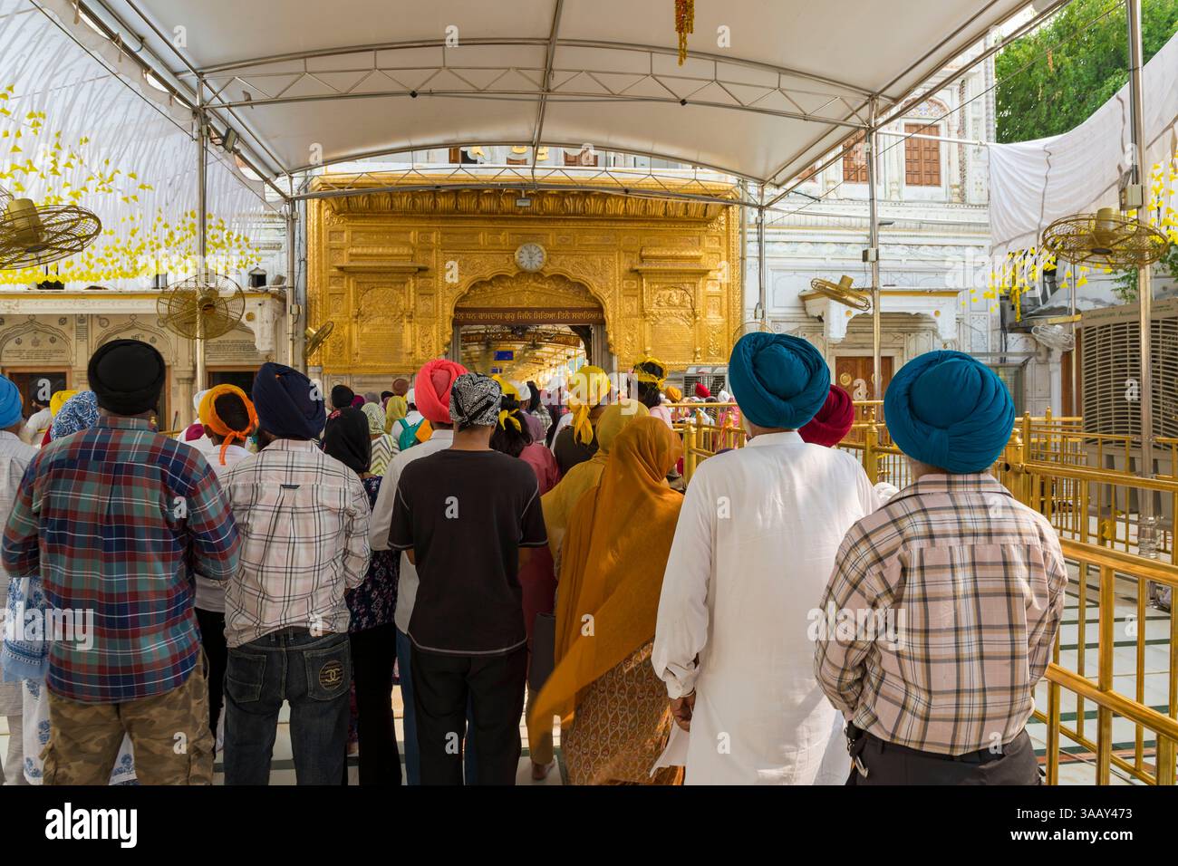 India, Punjab, Amritsar, Golden temple complex, queue to enter the ...