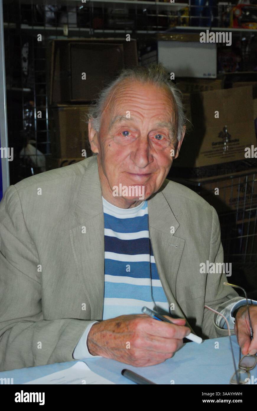 Geoffrey bayldon catweazle hi-res stock photography and images - Alamy