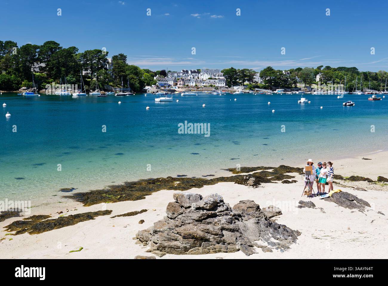 France, Finistere, La Riviera Bretonne, Bénodet, a painter on the beach ...