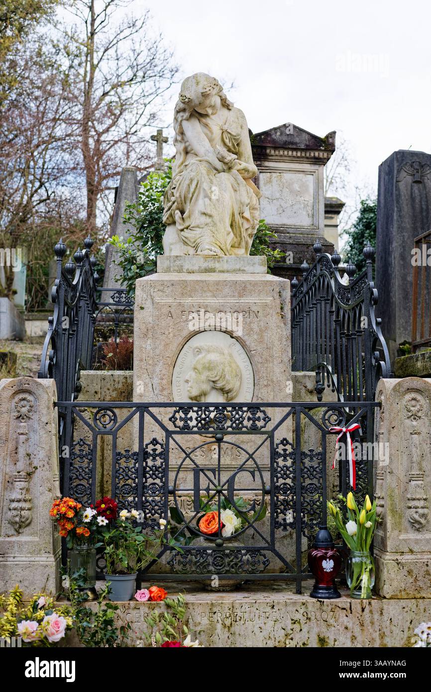 France, Paris, Père Lachaise cemetery, the tomb of Frédéric Chopin ...