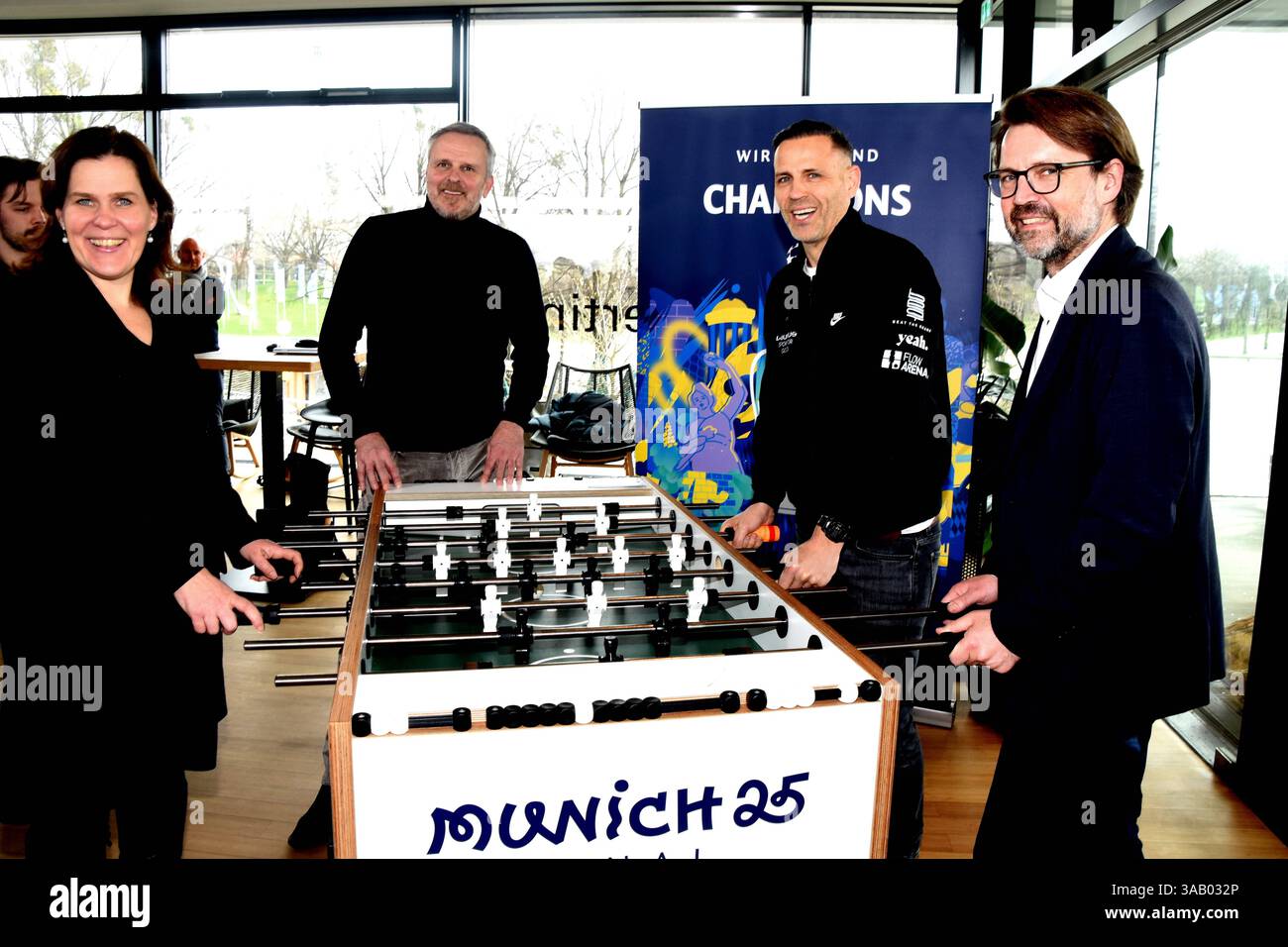 Verena Dietl Buergermeisterin Dietmar Hamann UEFA-Botschafter FC-Bayern-Legende Chris Marks beim ...