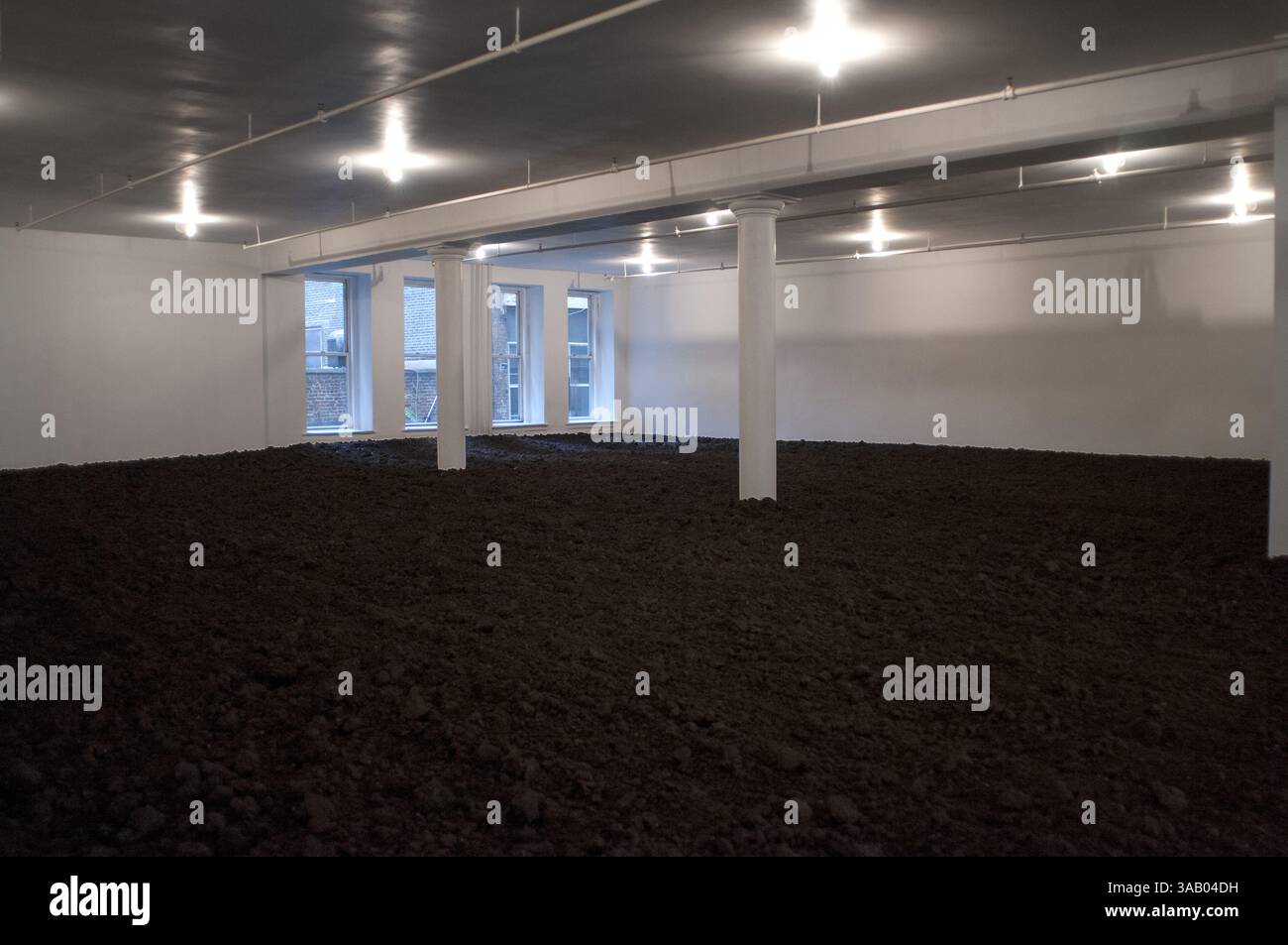 Walter de maria new york earth room hi-res stock photography and images ...