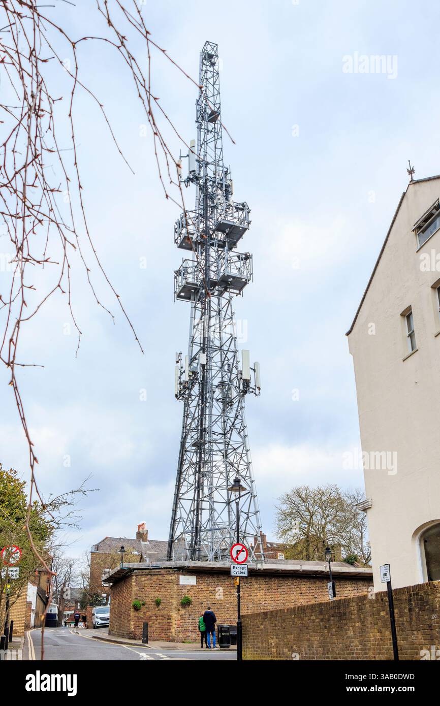 Microwave antenna in london hi-res stock photography and images - Alamy