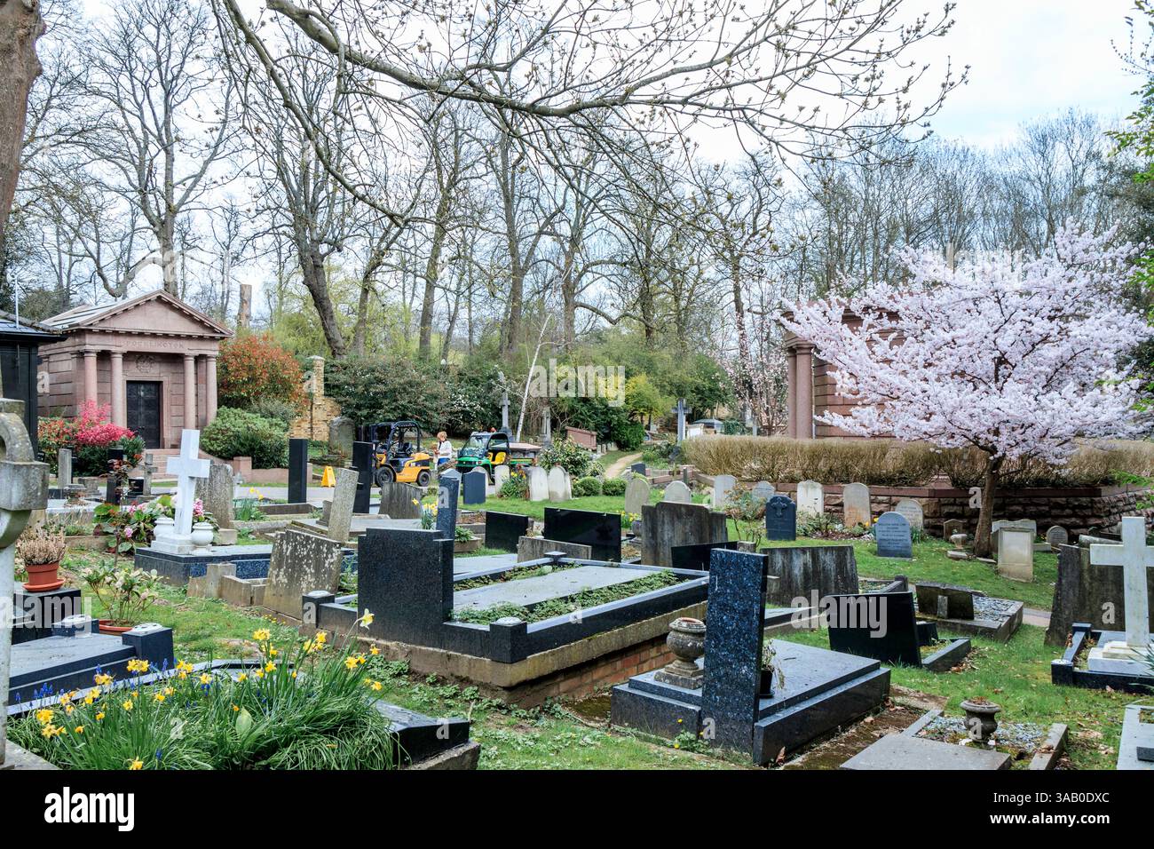 Headstone highgate cemetery hi-res stock photography and images - Alamy