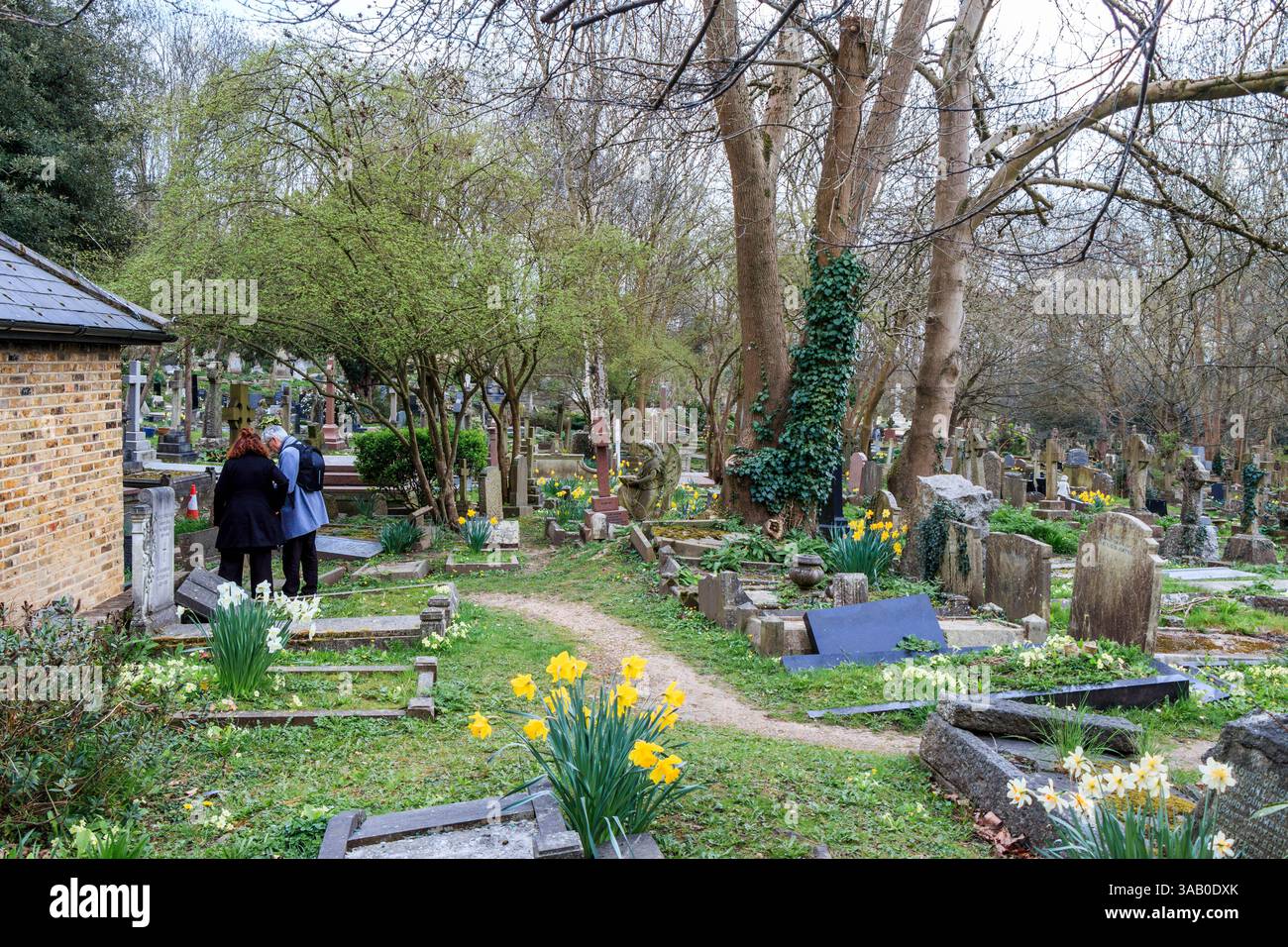 Headstone highgate cemetery hi-res stock photography and images - Alamy