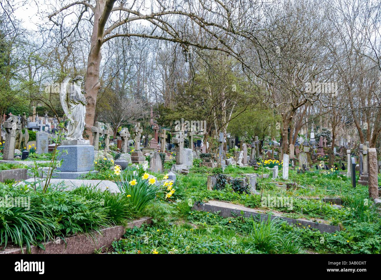 Headstone highgate cemetery hi-res stock photography and images - Alamy