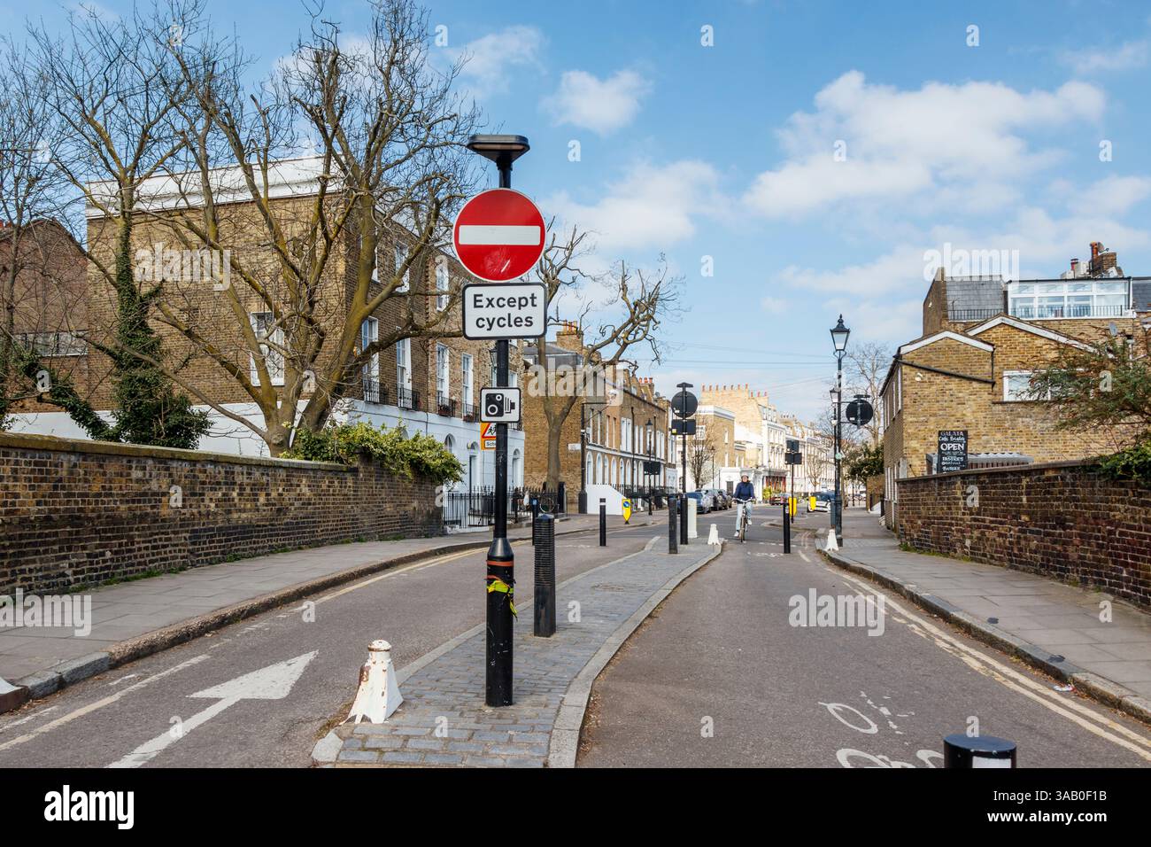 'No Entry' sign on Danbury Road bridge over Regent's Canal in Islington ...