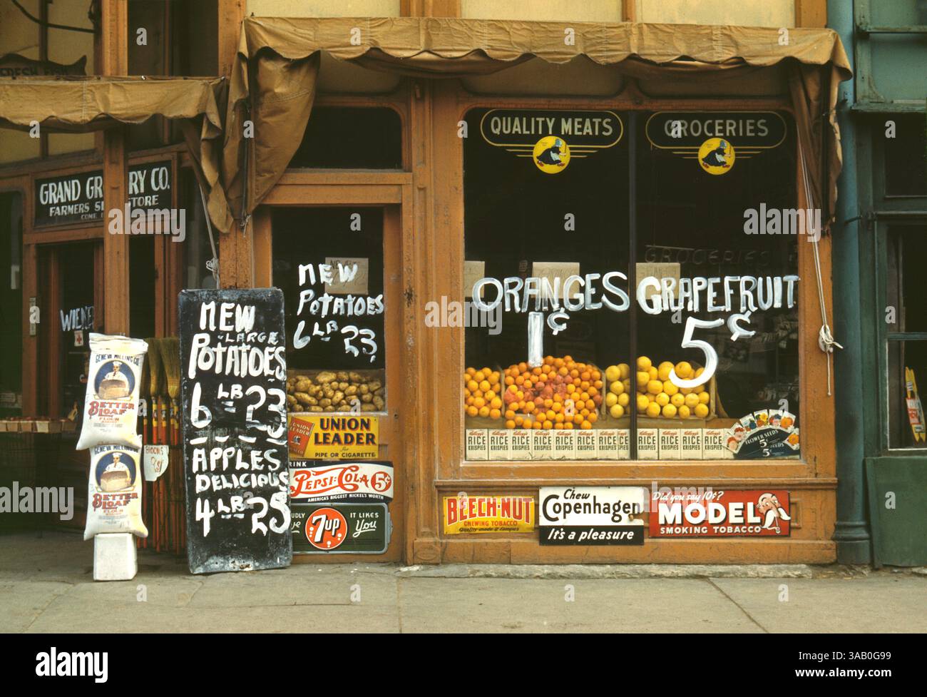 Grocery window 1940's hi-res stock photography and images - Alamy