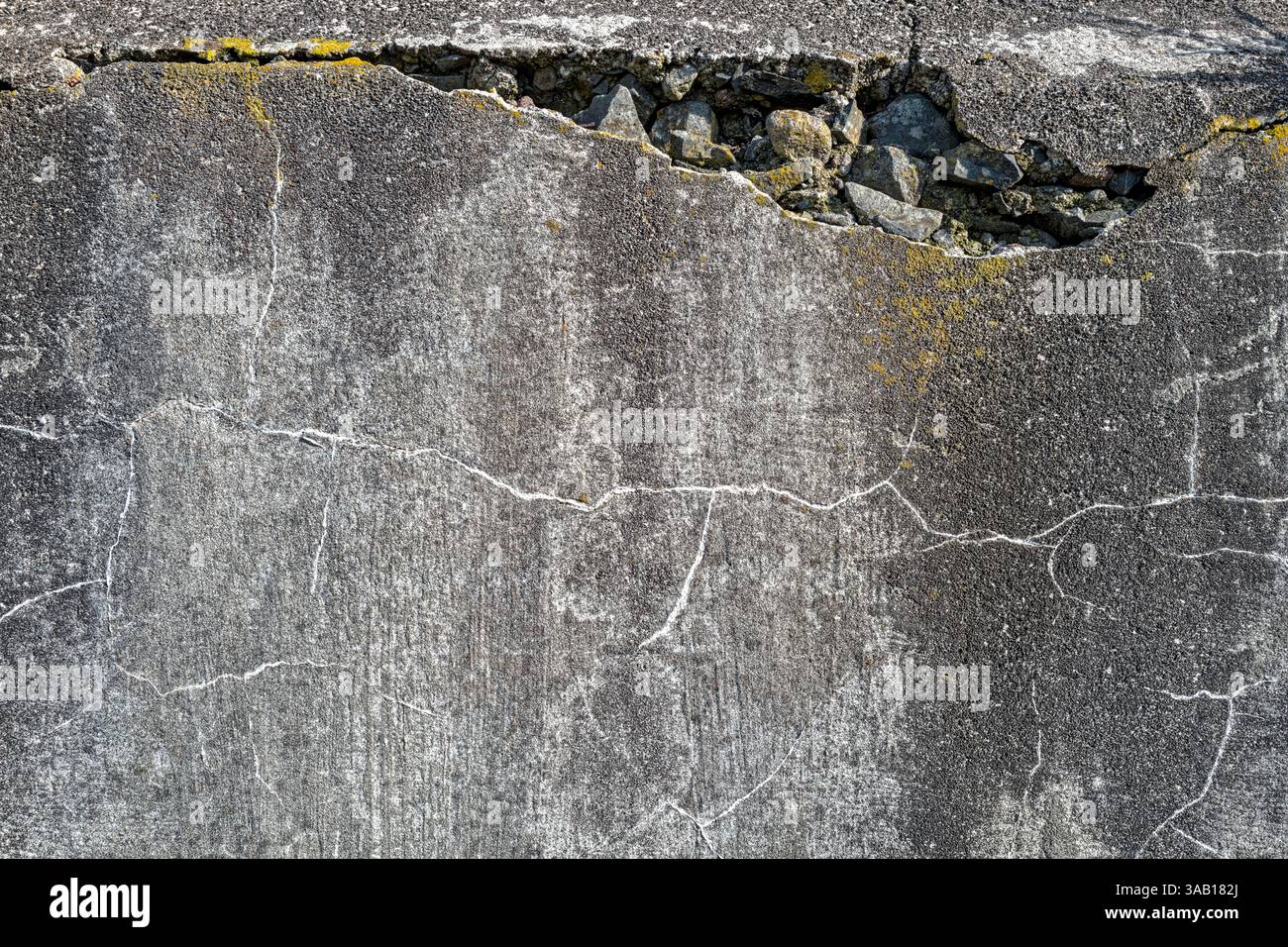 Cracks visible in ground hi-res stock photography and images - Alamy