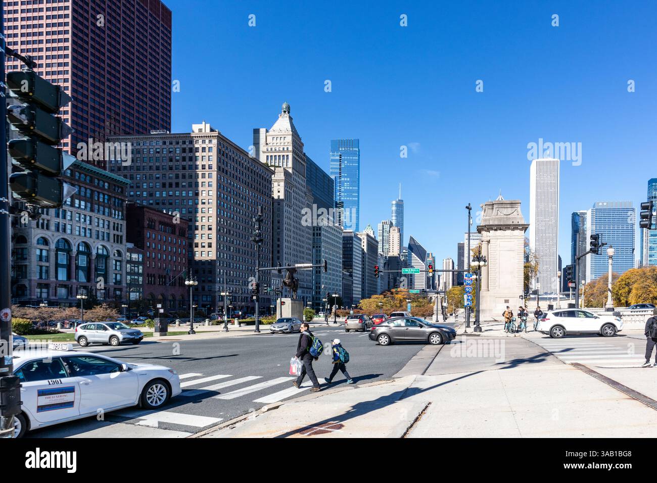 Busy chicago street hi-res stock photography and images - Alamy