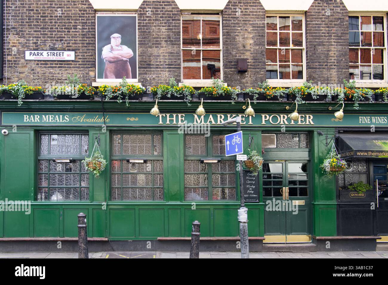 Mural bar meals sash windows hi-res stock photography and images - Alamy