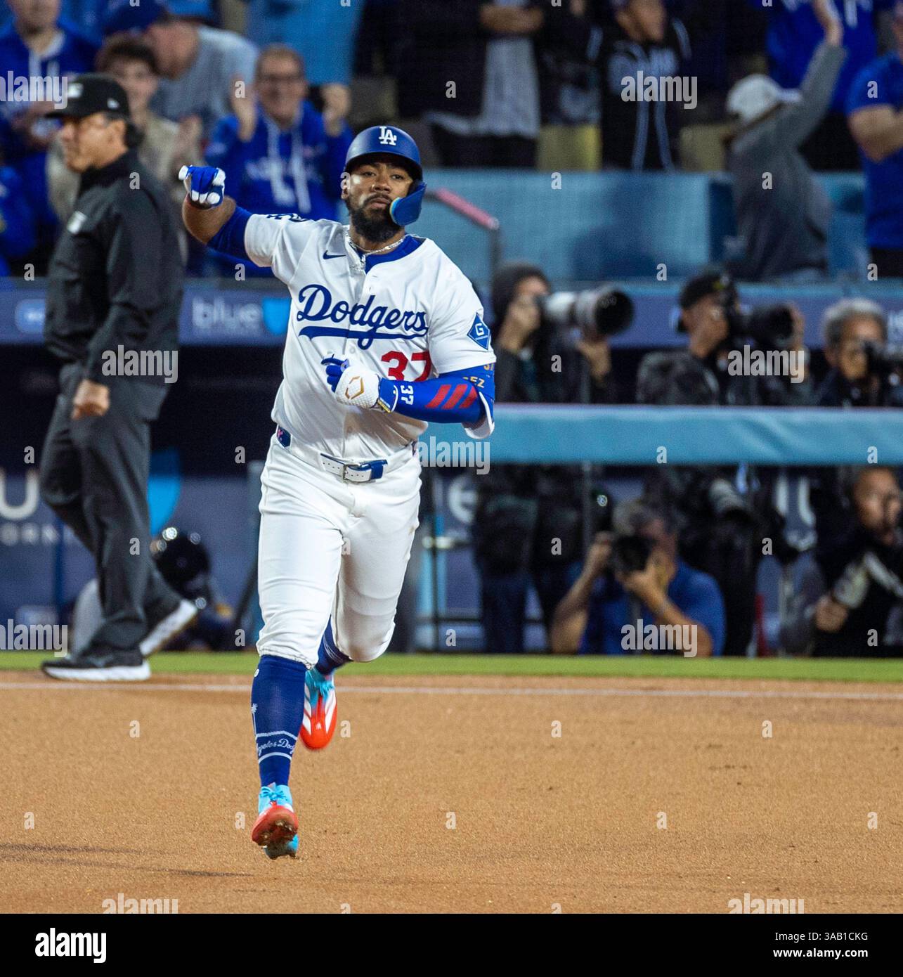 Los Angeles, USA. 1st Apr, 2025. Los Angeles Dodgers (37) Teoscar ...