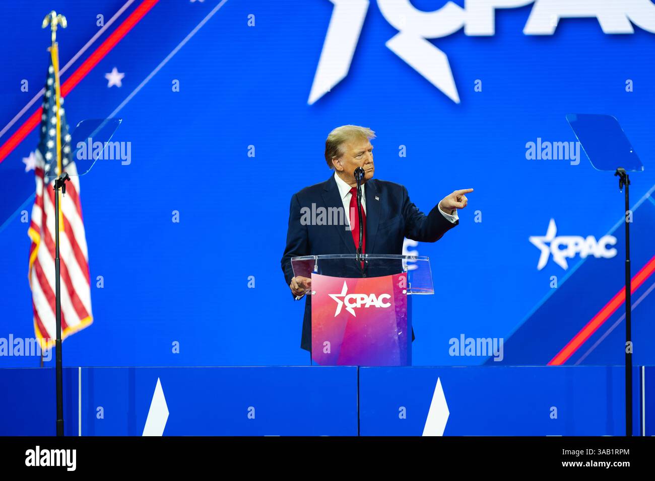 Supporters president trump stage hi-res stock photography and images ...